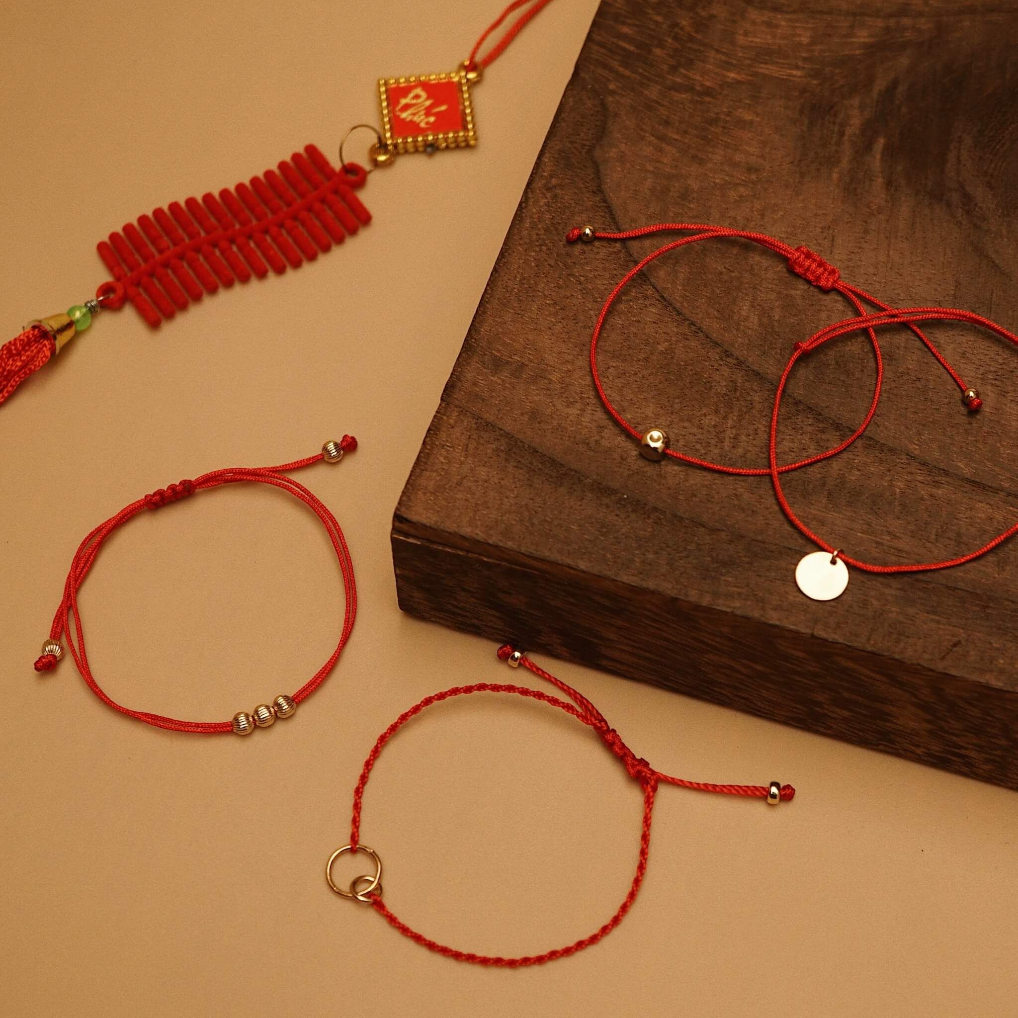 INTERLOCKING CIRCLE LUCKY STRING S A T E L L I T E