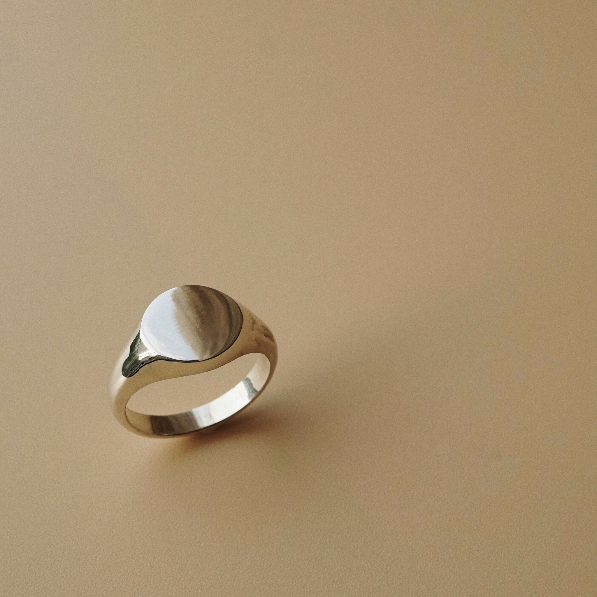 ROUND SIGNET RING (S) S A T E L L I T E