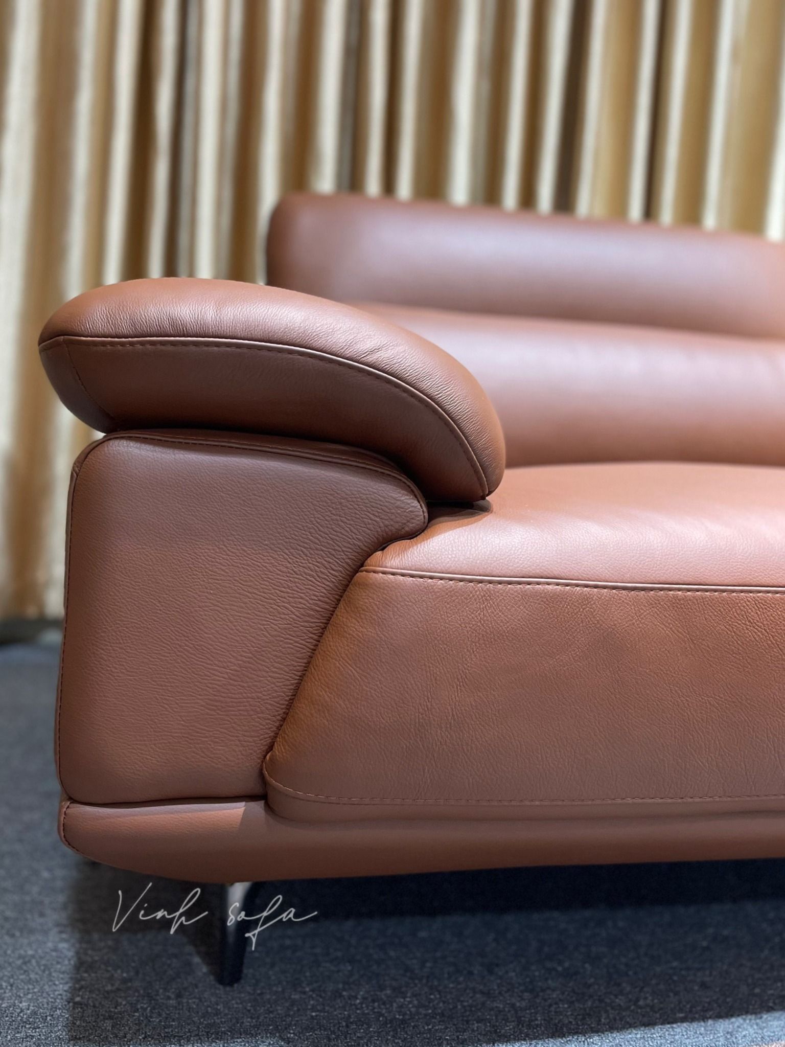 LYMAN - Sofa văng bọc da bò Mastrotto Prescott tiếp xúc bề mặt – VINH SOFA