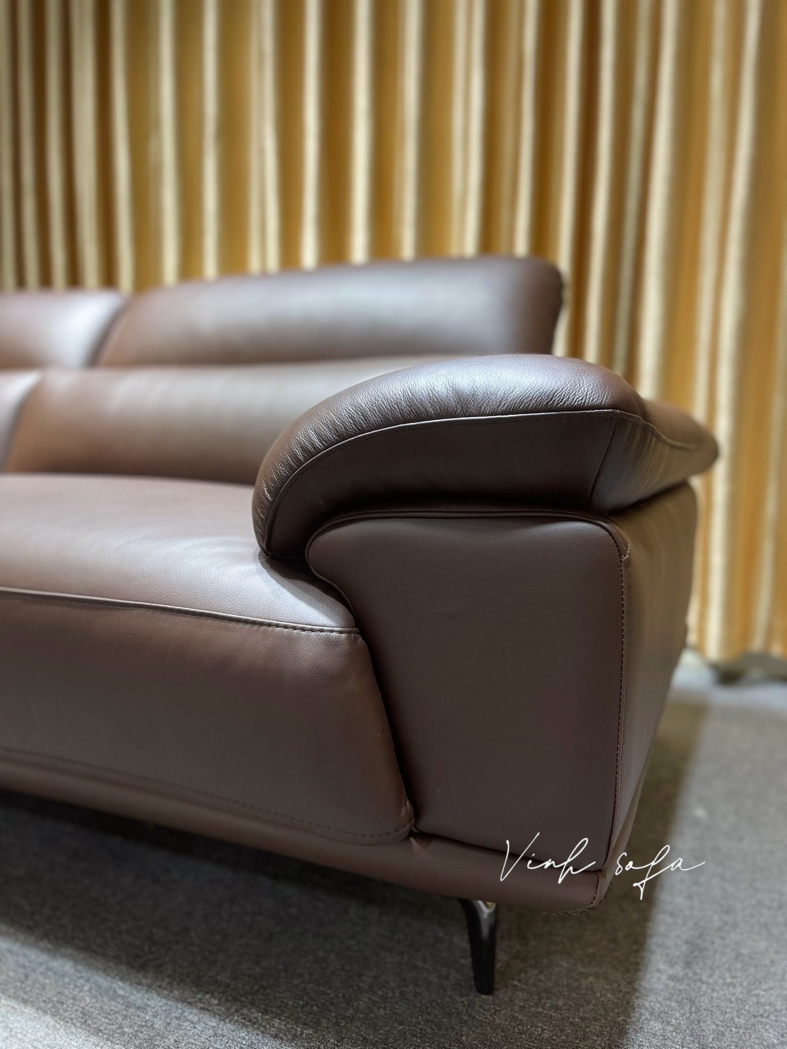 LYMAN - Sofa văng bọc da bò Mastrotto Prescott tiếp xúc bề mặt – VINH SOFA