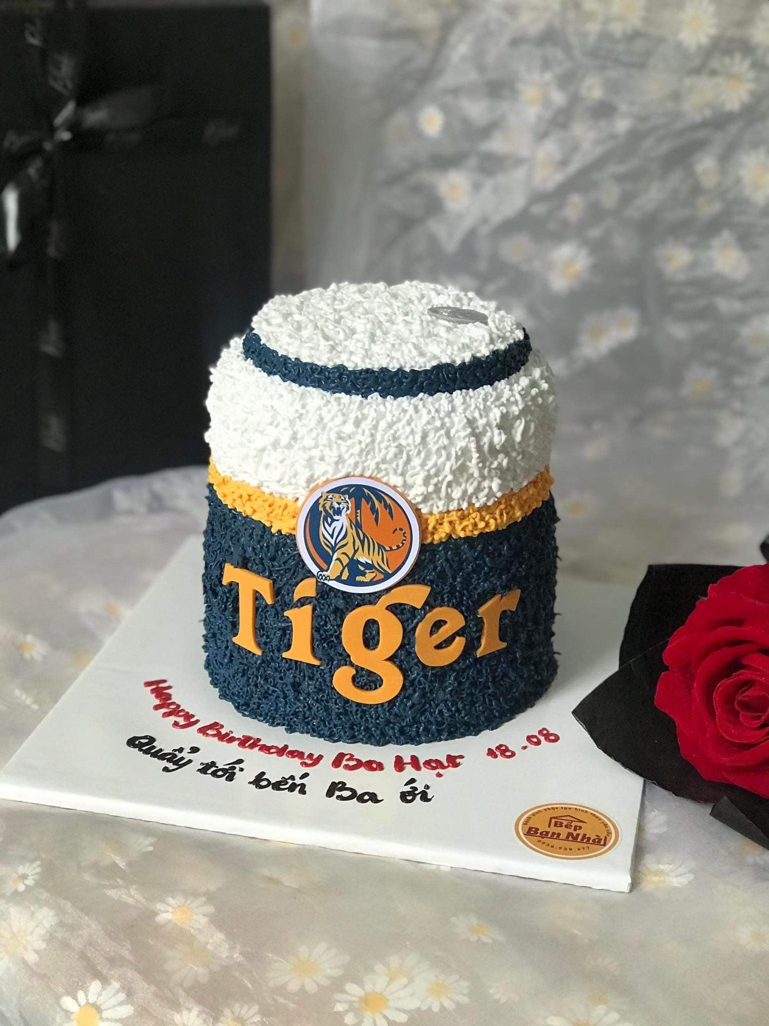 Bánh kem sữa tạo hình lon bia Tiger độc đáo, đậm dấu ấn thương hiệu ...