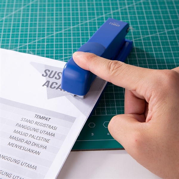 Dập ghim số 12 25 tờ màu ngẫu nhiên Deli E0316 (1/12/96) – HIỆU SÁCH MAI