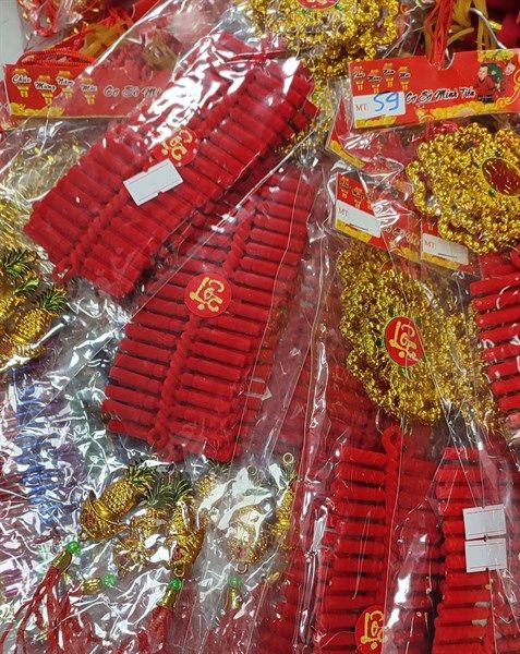 Hoa pháo đỏ – HIỆU SÁCH MAI