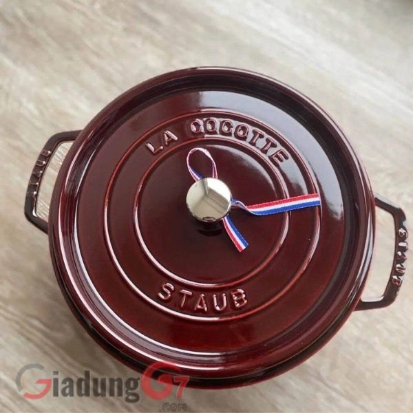 Nồi gang Staub 24cm (3.7L) màu đỏ mận chín