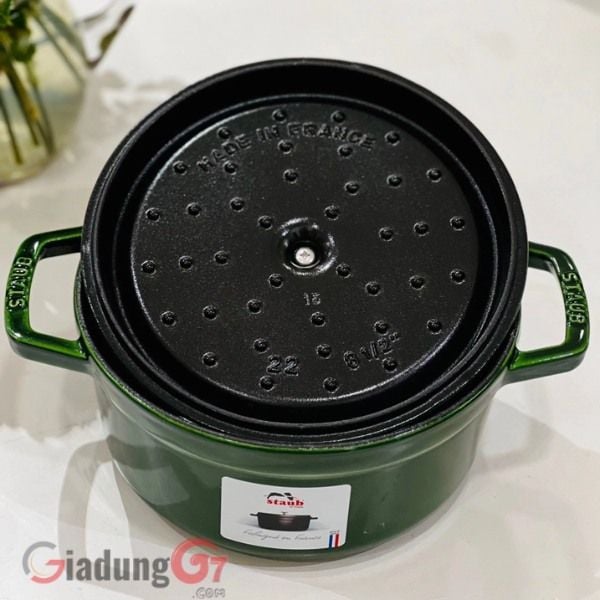 Nồi gang tròn Staub 24cm (3.7 lít) màu xanh húng quế tráng men đen mờ