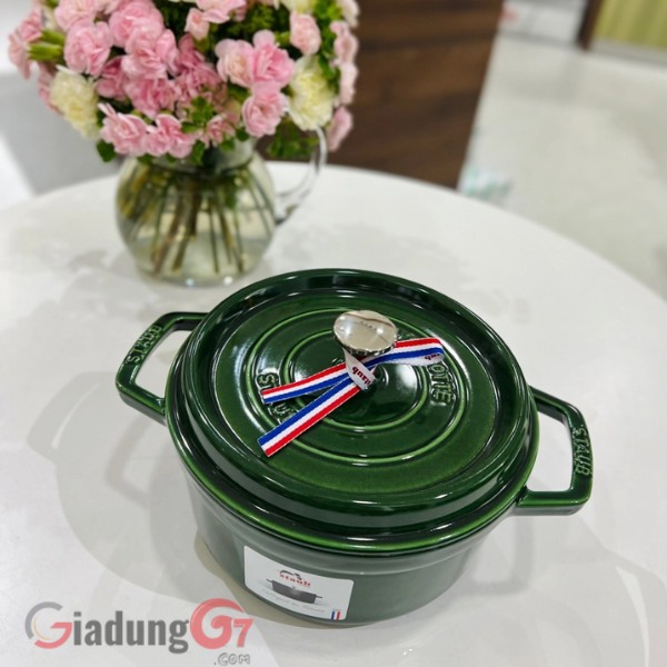 Nồi gang tròn Staub 24cm (3.7 lít) màu xanh húng quế tráng men đen mờ