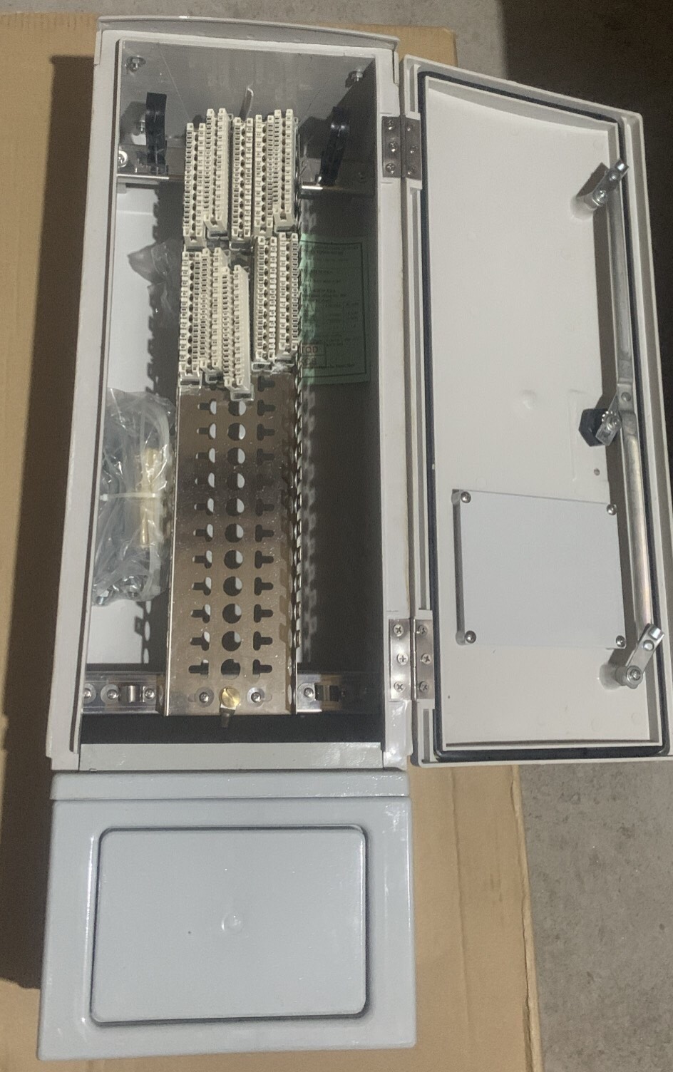 Tủ thoại MDF 100 đôi đầy đủ đế gắn và phiến – FiberTel