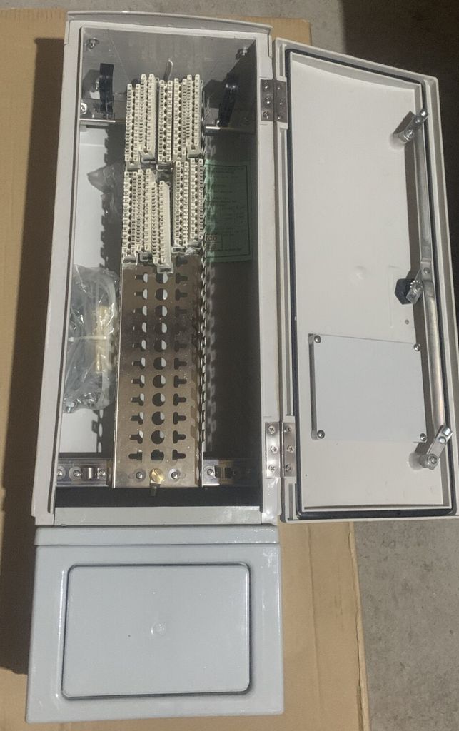 Tủ thoại MDF 100 đôi đầy đủ đế gắn và phiến – FiberTel