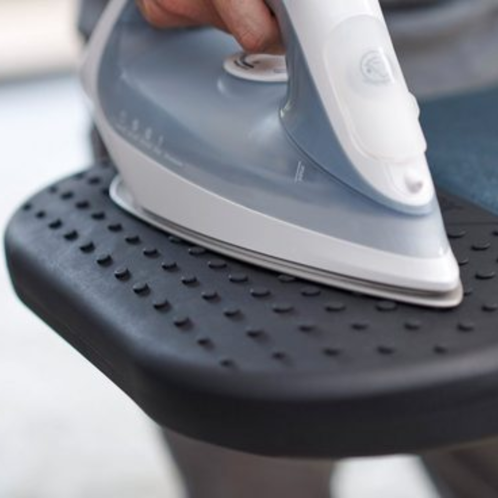 Bàn để ủi đồ chân cao có móc treo cửa Joseph Joseph Glide Plus (Blue)