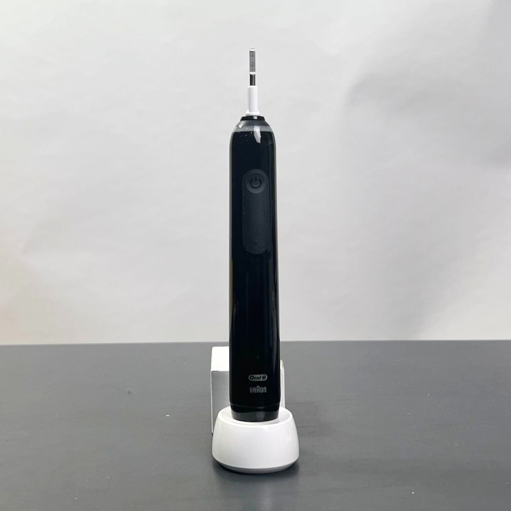 Set 2 bàn chải điện ORAL-B Pro Series 3 3900 Plus màu đen và trắng