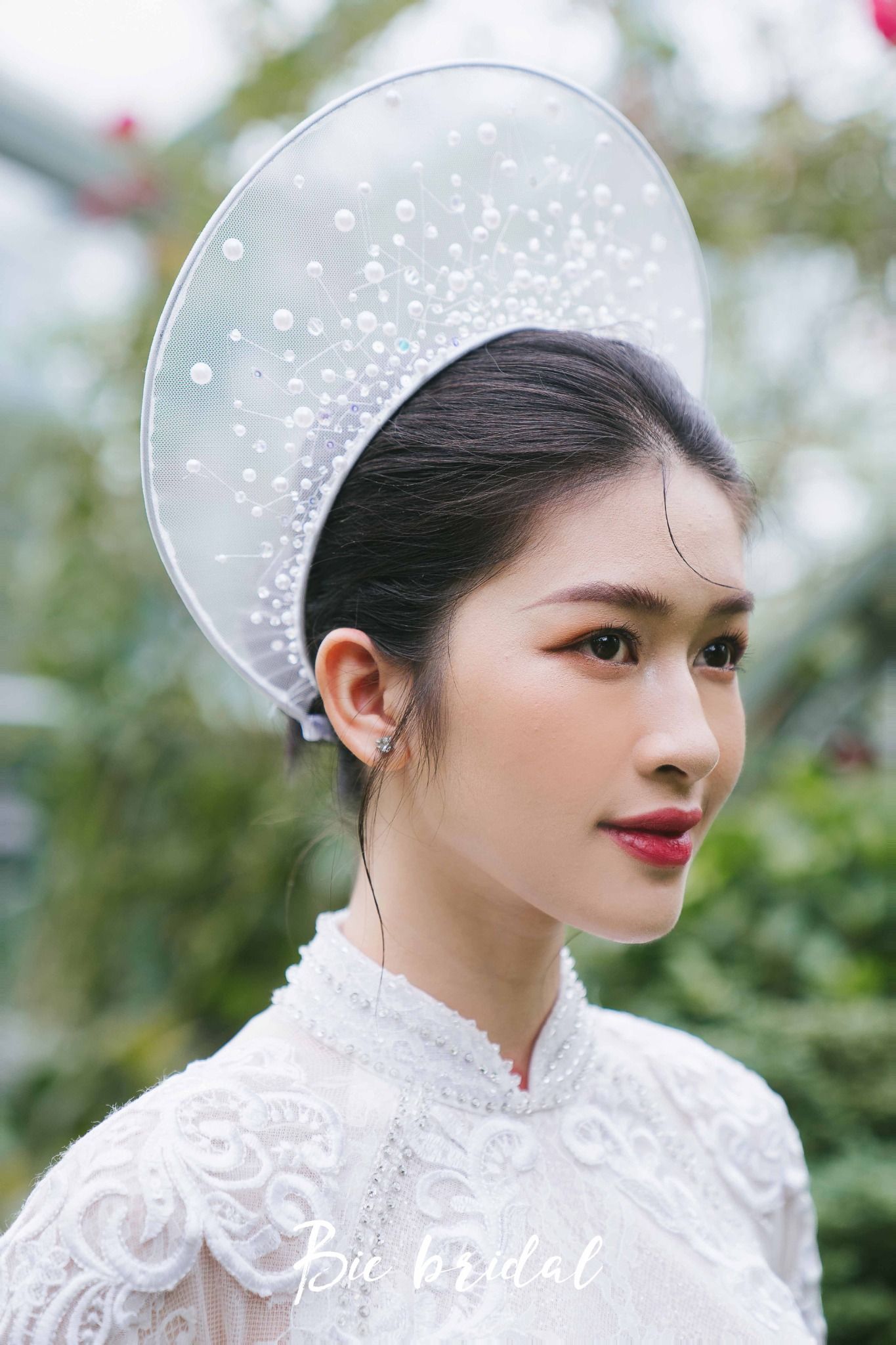 Áo dài trắng ren Pháp đối xứng – Bie Bridal