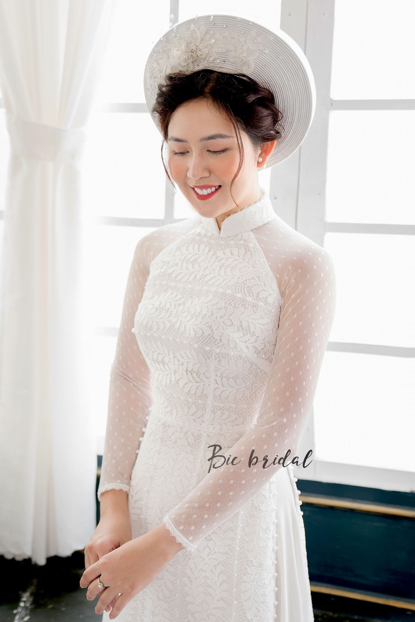 Áo dài trắng truyền thống ren – Bie Bridal