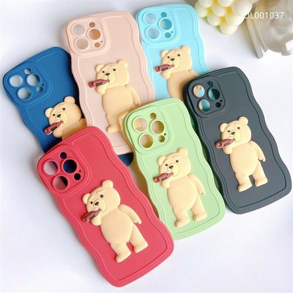 **Ốp IP 14 Pro Max Silicon gấu cầm chai nổi viền sóng