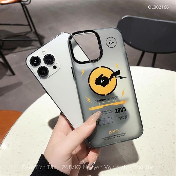 **Ốp IP 13 Pro Max lưng nhám Pikachu camera titan