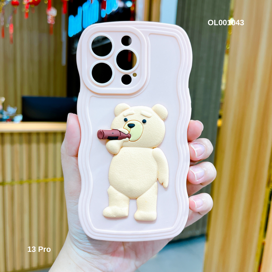 **Ốp IP 13 Pro Silicon gấu cầm chai nổi viền sóng