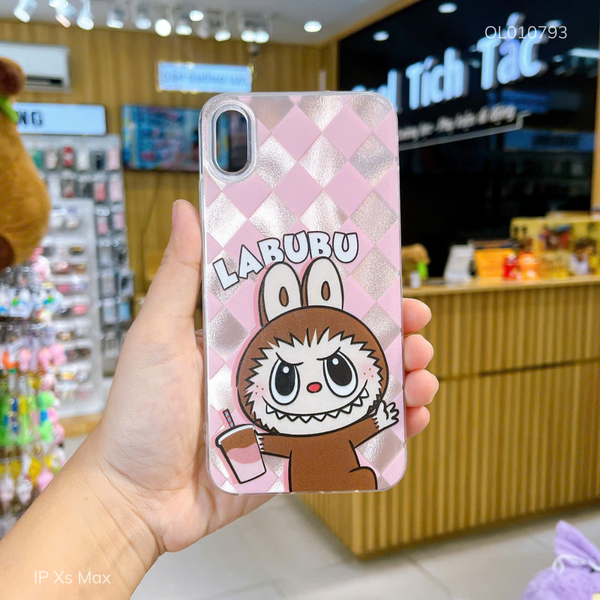 Ốp IP Xs Max sóng bạc Labubu nâu nền sọc hồng
