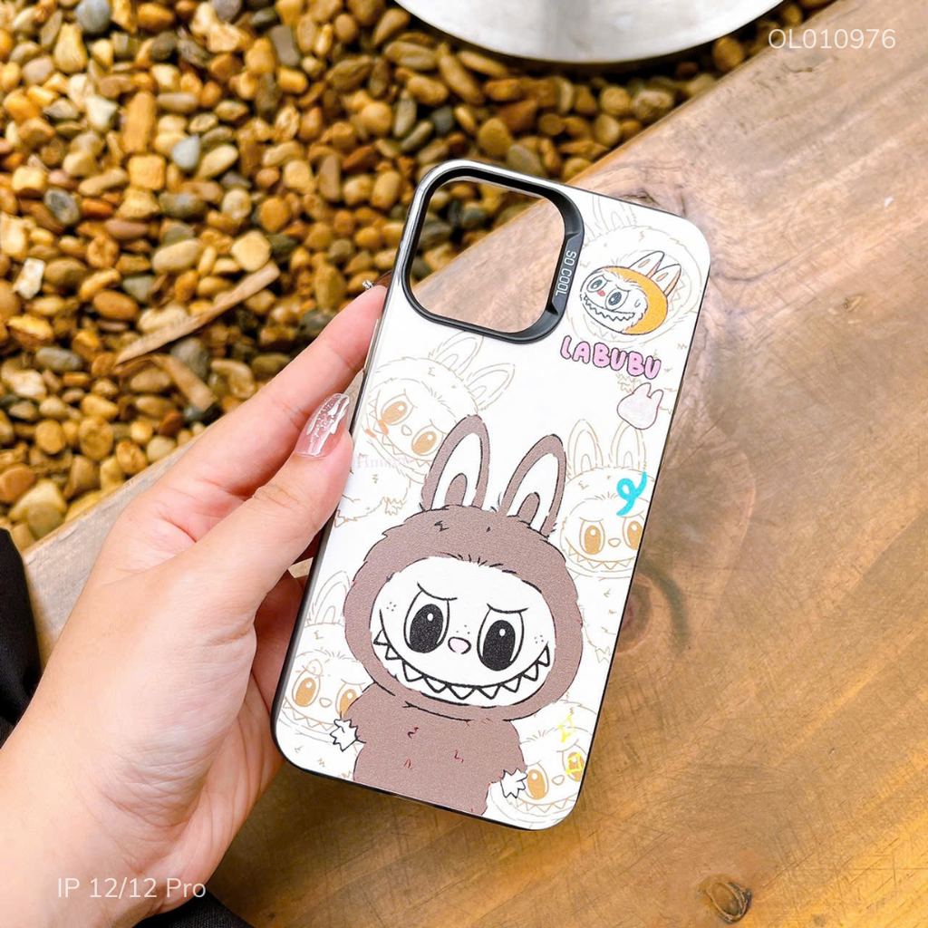 Ốp IP 12/12 Pro lưng cứng Labubu nâu nền trắng