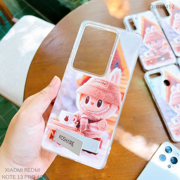 Ốp Xiaomi Redmi Note 13 Pro 4G lưng cứng in Labubu giá đỡ