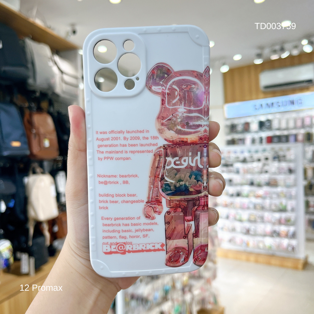 Ốp IP 12 Pro Max BearBrick đỏ nền trắng bảo vệ cam