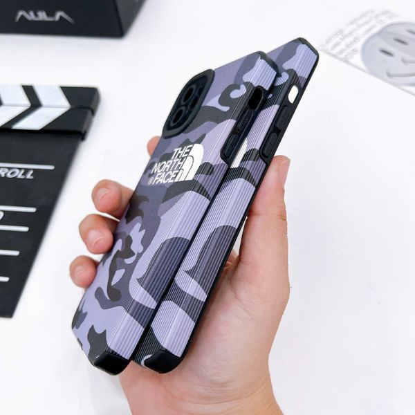 ** Ốp IP 14 Pro Max dẻo The North Face trắng sọc đứng