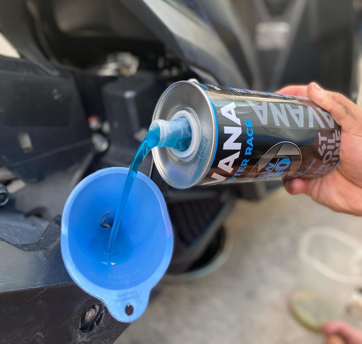 Nhớt động cơ đốt trong Avana Scooter race oil 4T 5w40 800ml Nhập Khẩu