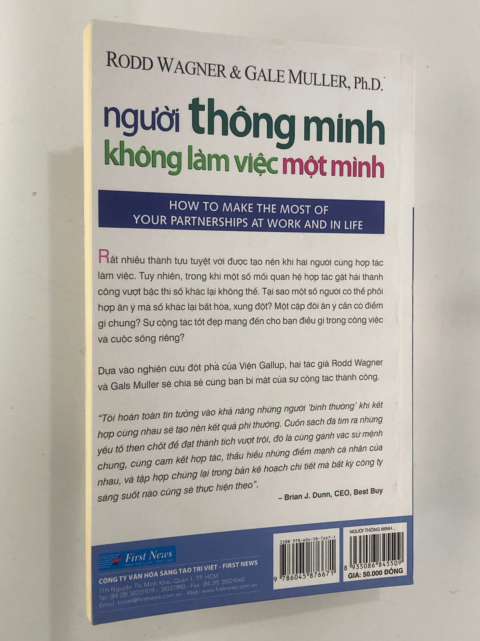 Người Thông Minh Không Làm Việc Một Mình – Bến Nghé Books
