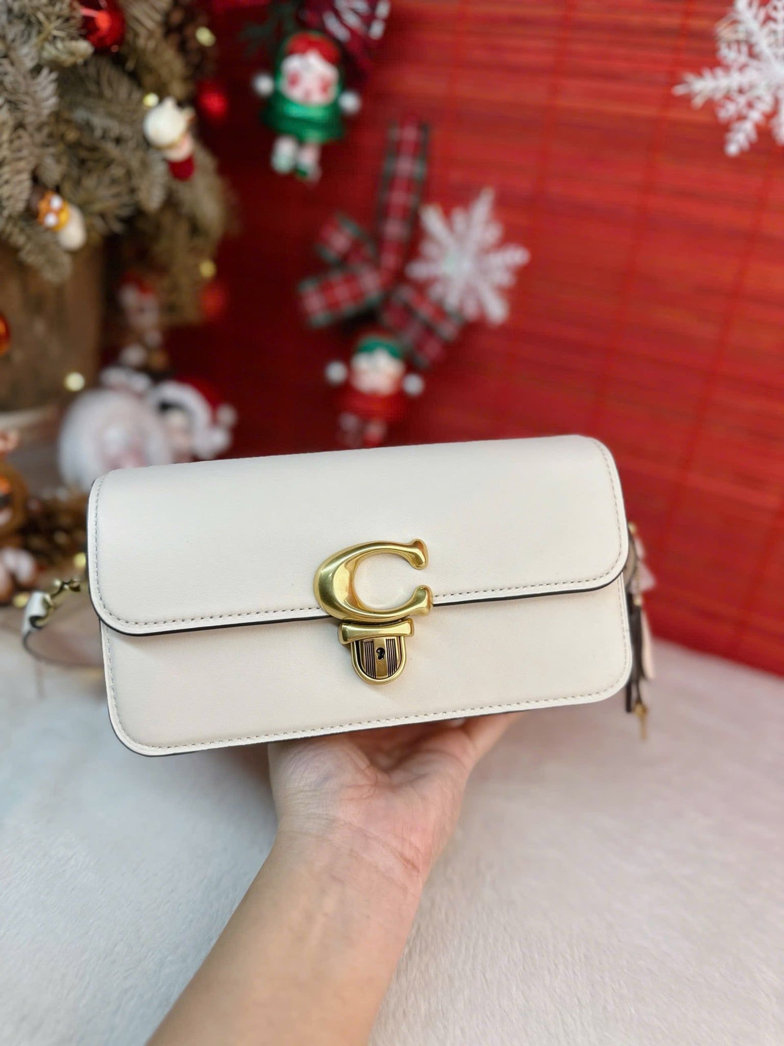 Túi xách Coach Studio Baguette Bag Màu Trắng Kem – Bear Mon Auth