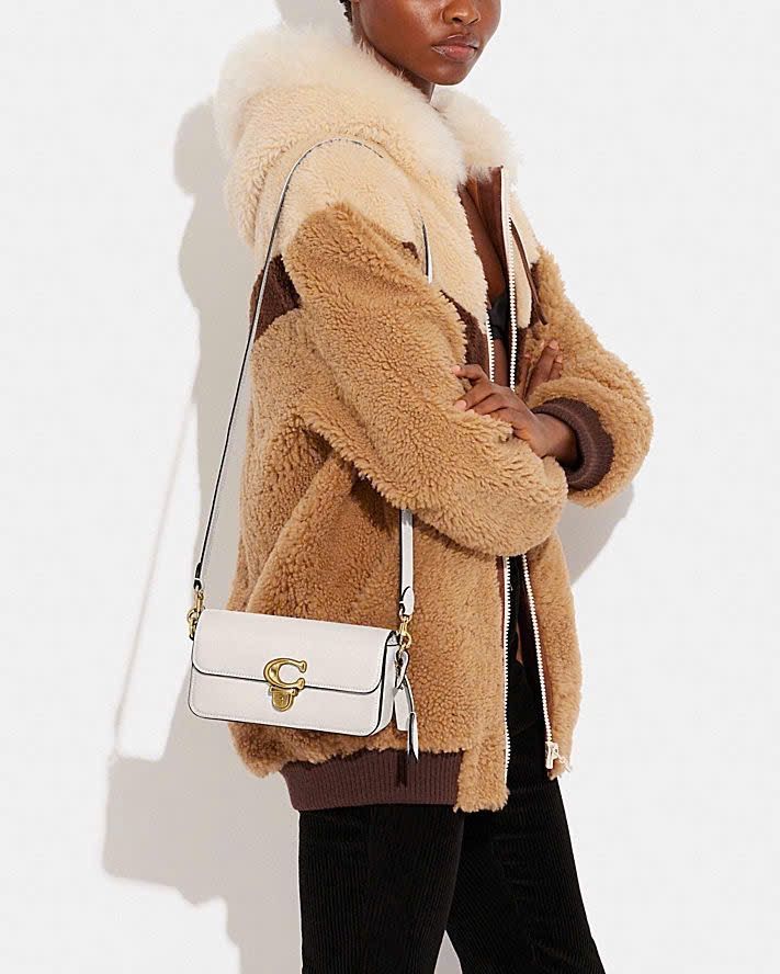 Túi xách Coach Studio Baguette Bag Màu Trắng Kem – Bear Mon Auth