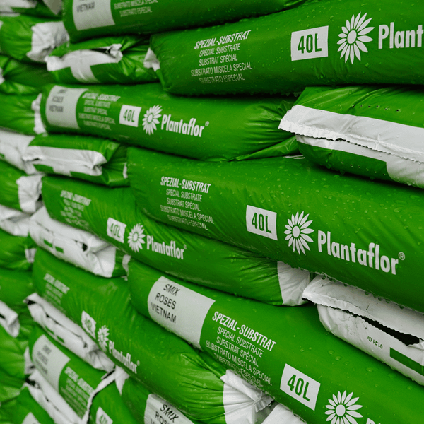 Giá thể trồng hoa hồng PLANTAFLOR 40 lít – Kobeta Garden