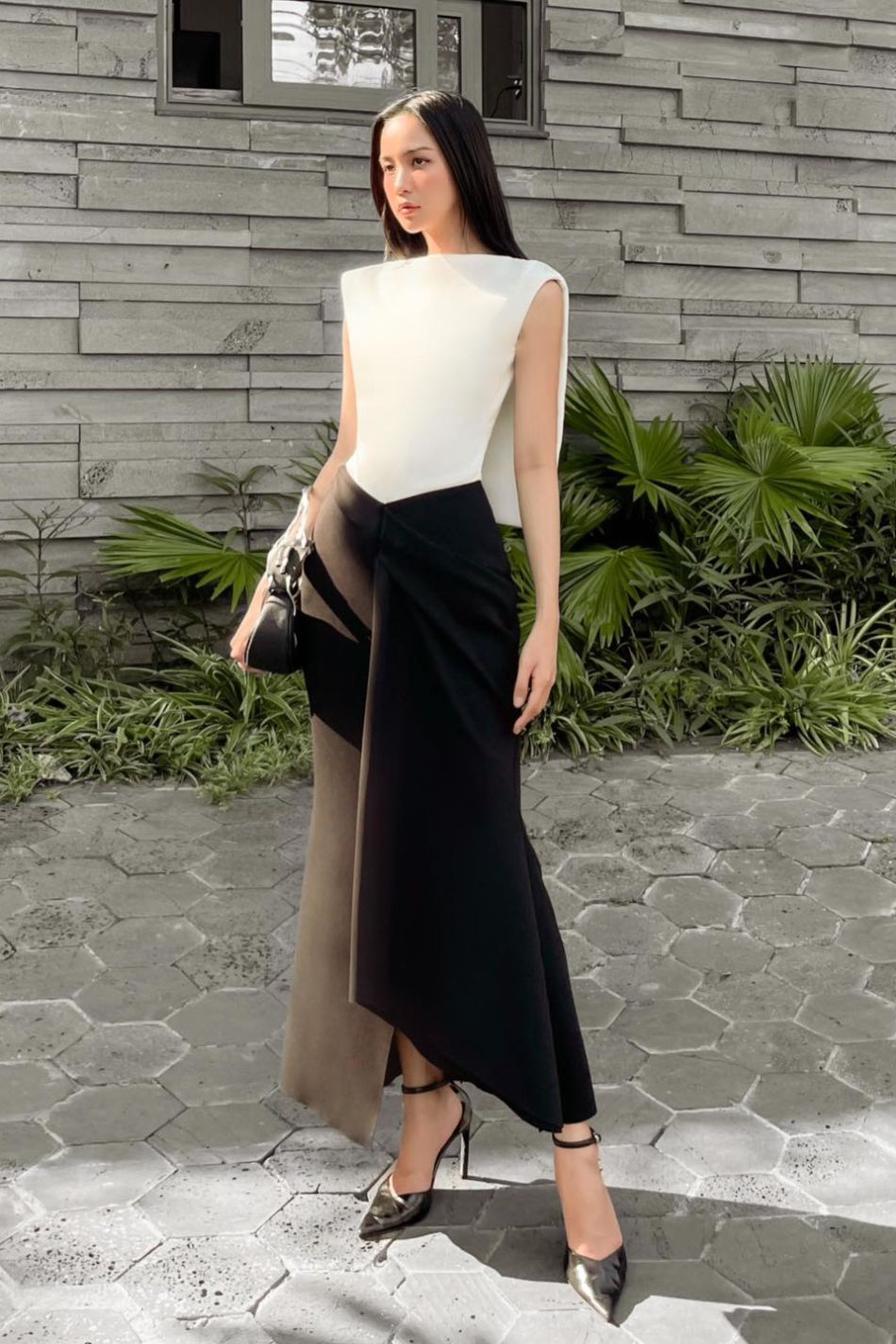 Cho thuê set áo trắng kết hợp chân váy đen dài CHATS – Hizu Dress Up