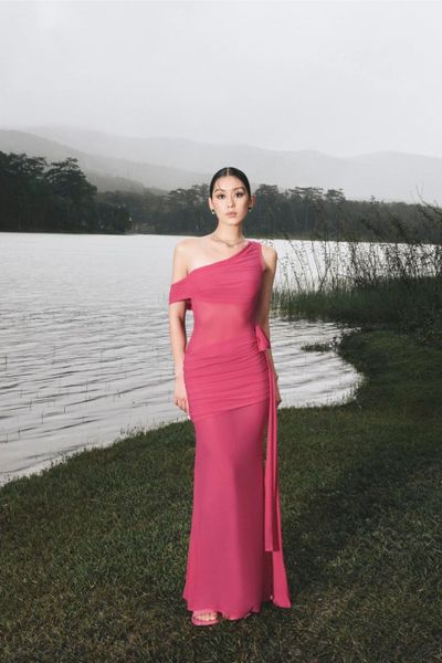 Cho thuê váy body hồng đậm lệch vai VÂN VÂN – Hizu Dress Up