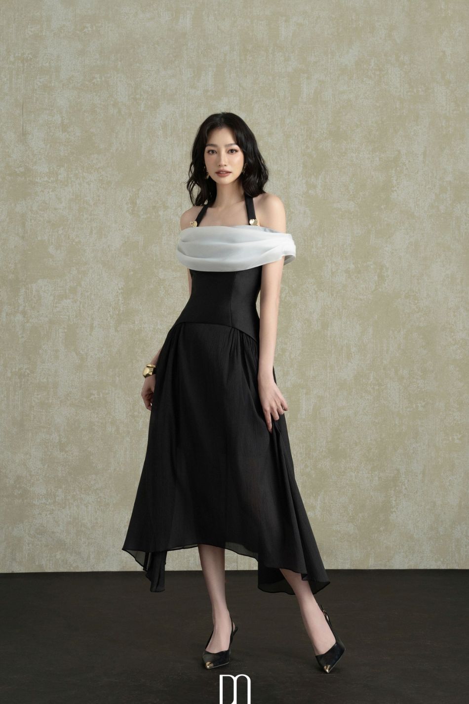 Váy đen dài phần cổ màu trắng DENIO – Hizu Dress Up