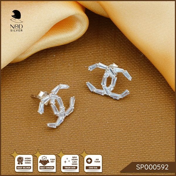 Khuyên tai Channel đá trắng