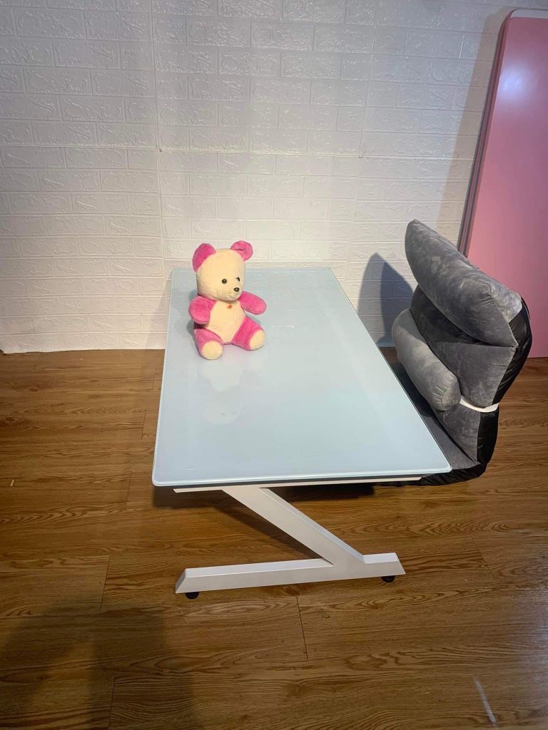 Bàn Z bệt kính cường lực màu trắng