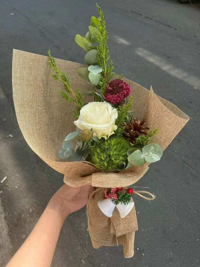 Hồng trắng mix green wicky và cabiosa