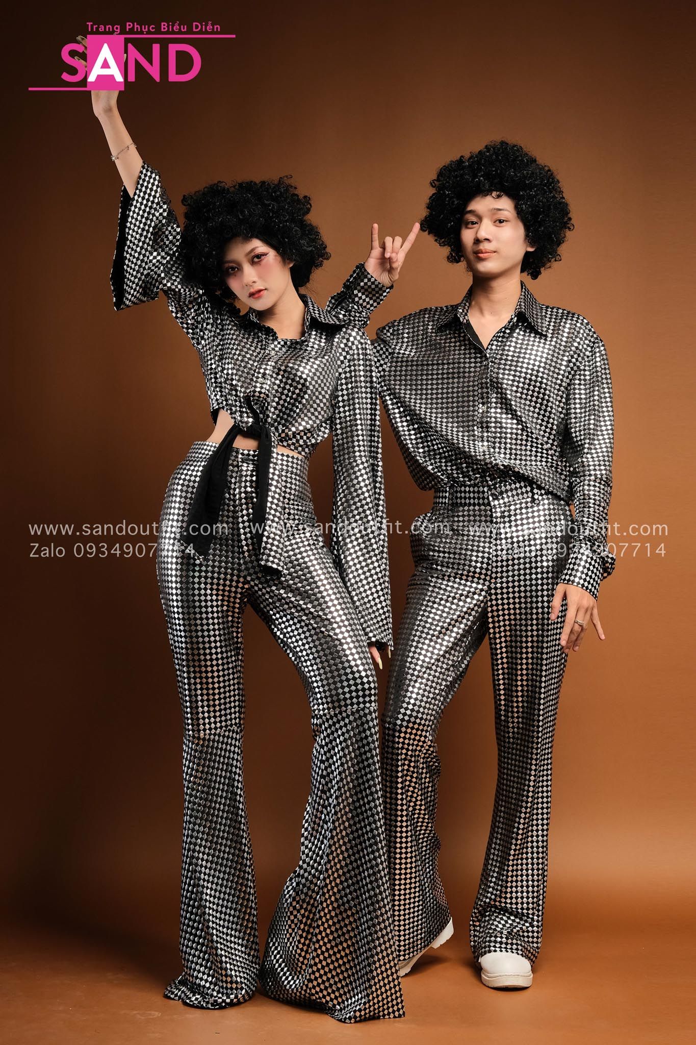 Trang Phục Disco Nam Thập Niên 70 Đen Hoạ Tiết Caro – Sand Outfit