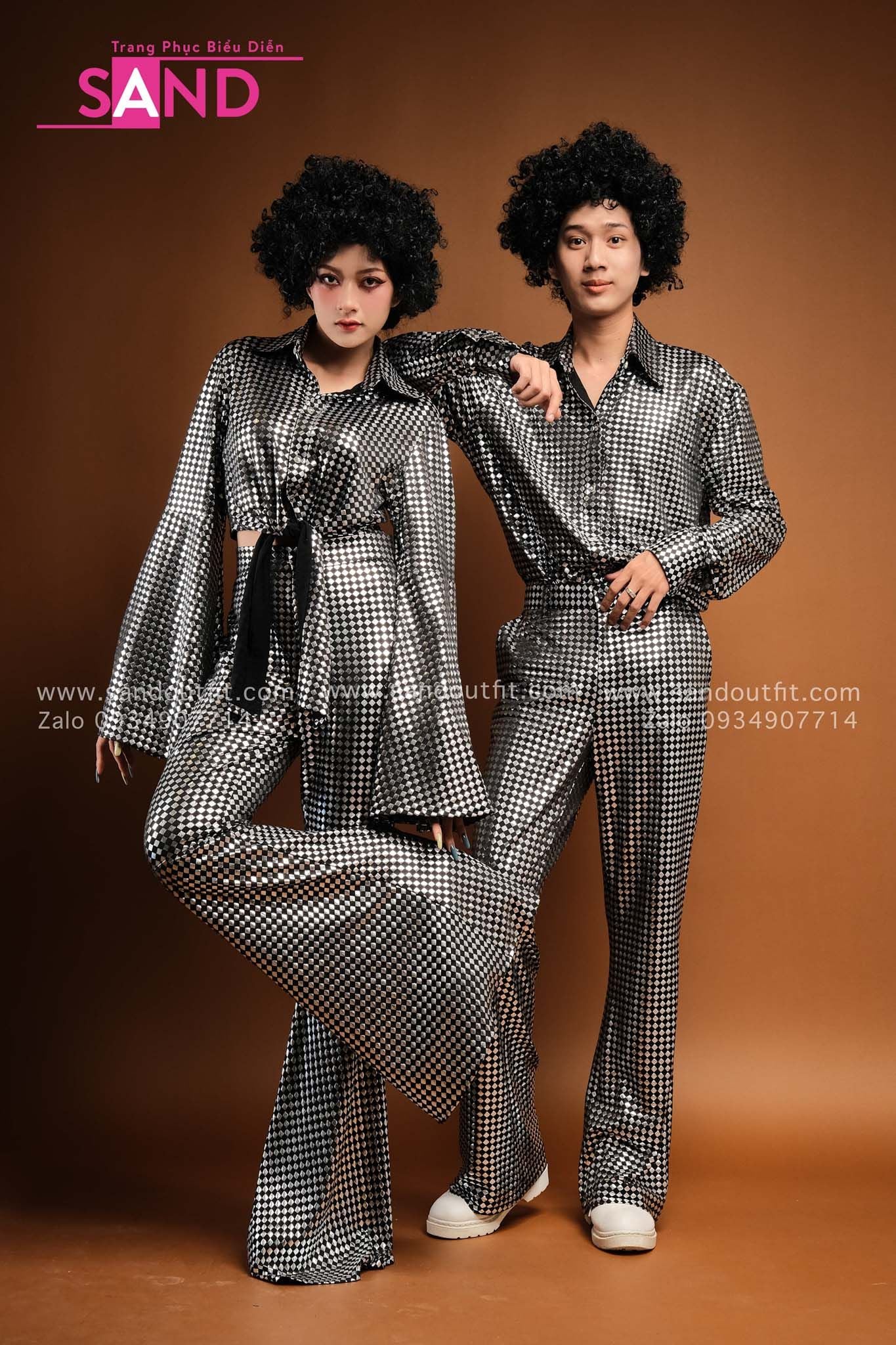 Trang Phục Disco Nam Thập Niên 70 Đen Hoạ Tiết Caro – Sand Outfit