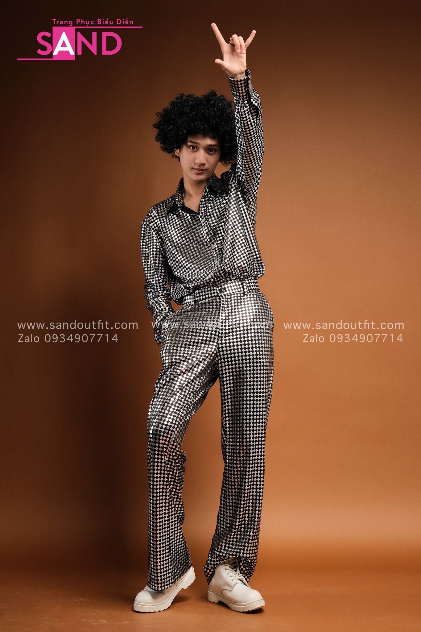 Trang Phục Disco Nam Thập Niên 70 Đen Hoạ Tiết Caro – Sand Outfit