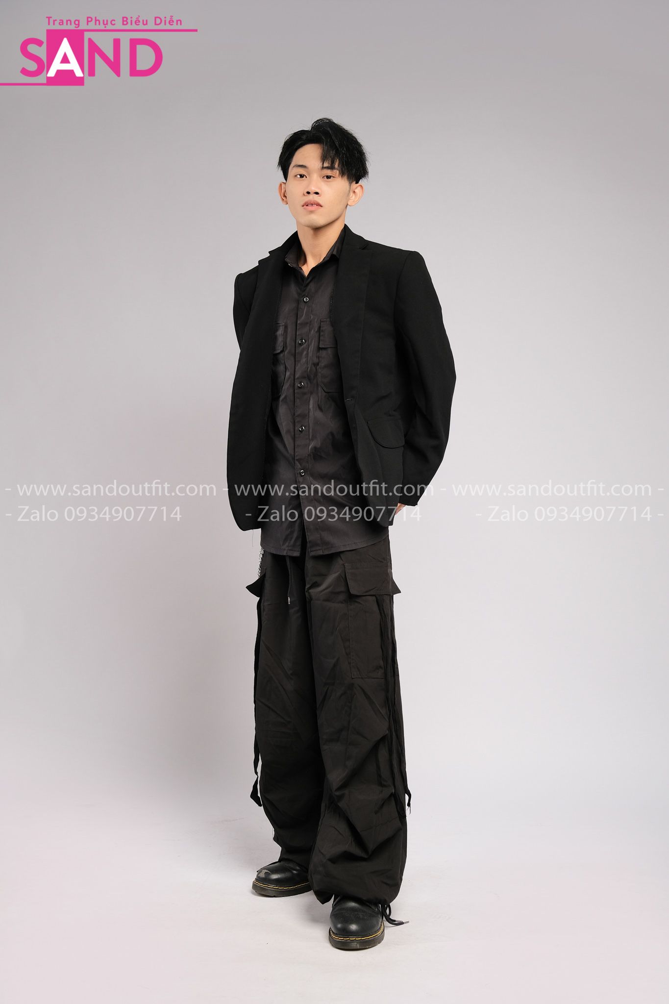 Outfit Phối Sẵn Quần Nắp Ngang Đen Phối Vest Đen Sand Outfit