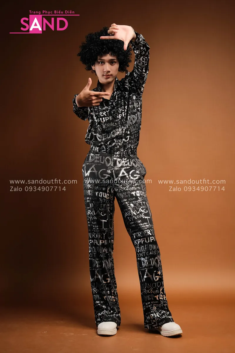 Trang Phục Disco Nam Thập Niên 70 Đen Hoạ Tiết Chữ – Sand Outfit