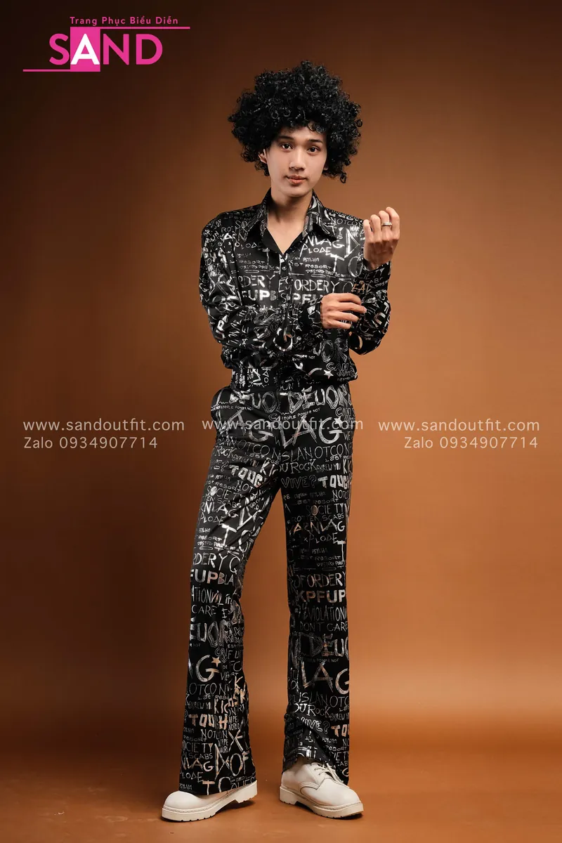 Trang Phục Disco Nam Thập Niên 70 Đen Hoạ Tiết Chữ – Sand Outfit