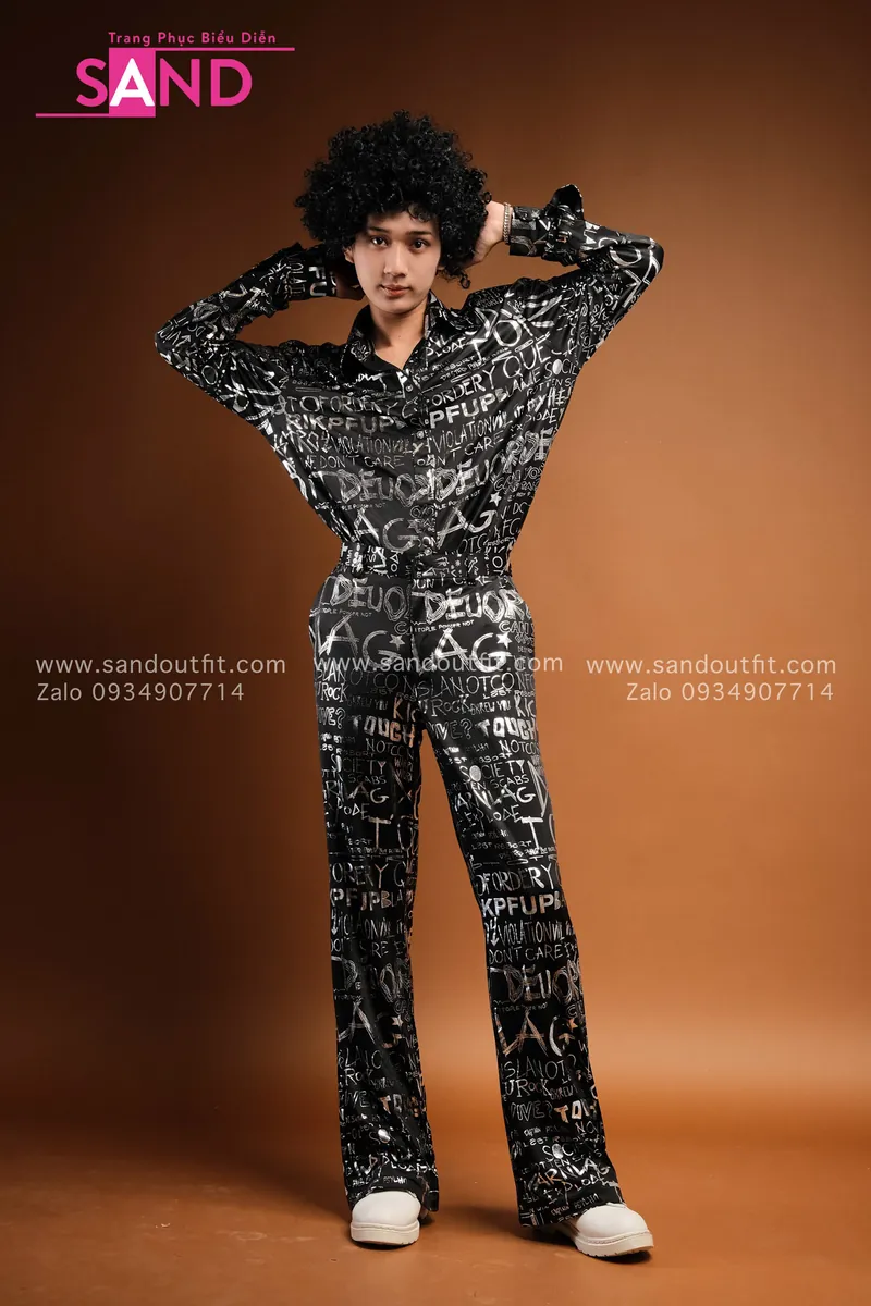 Trang Phục Disco Nam Thập Niên 70 Đen Hoạ Tiết Chữ – Sand Outfit
