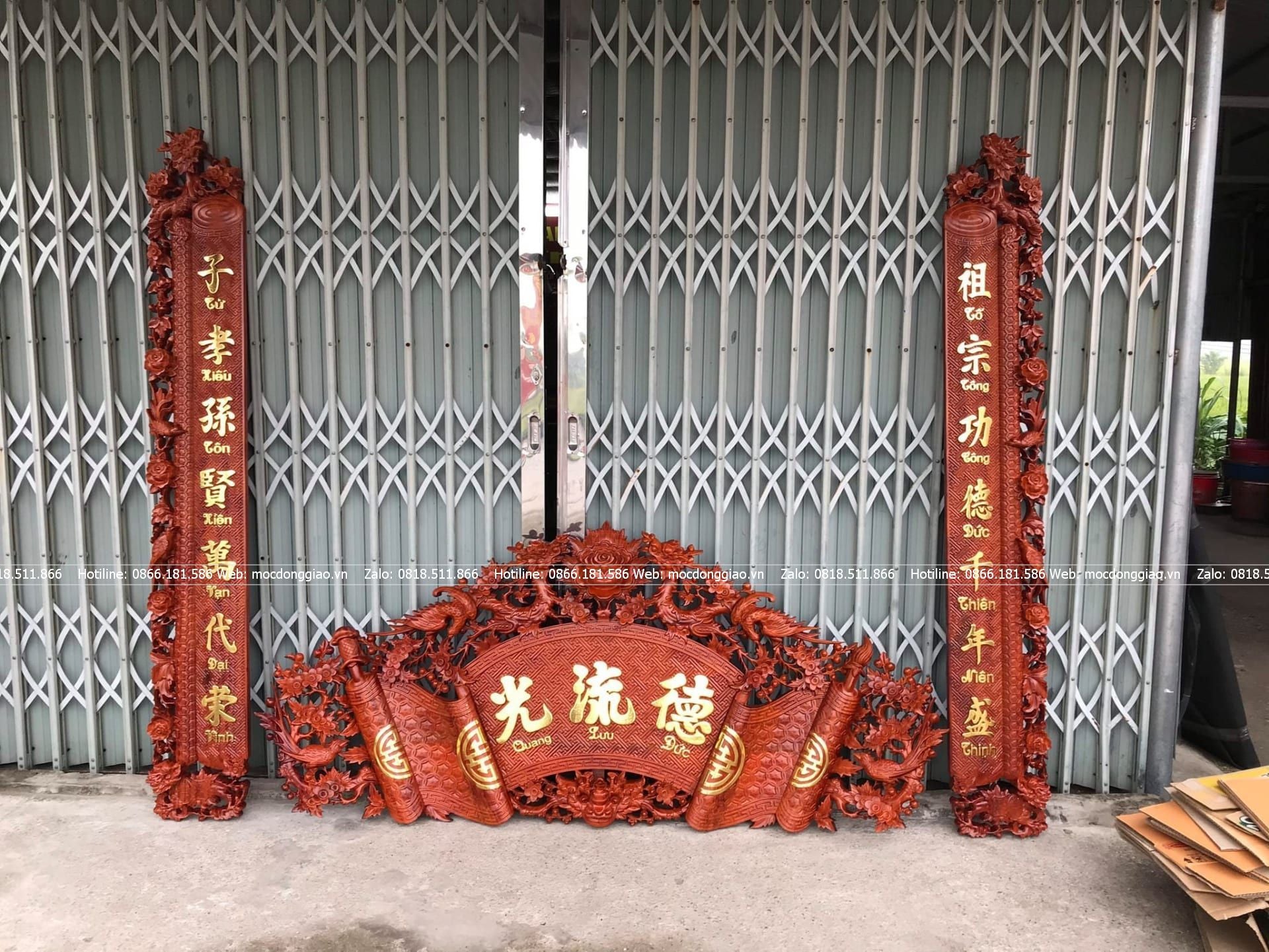 Cuốn thư câu đối gỗ gõ đỏ kiểu dáng mai hóa long – mocdonggiao