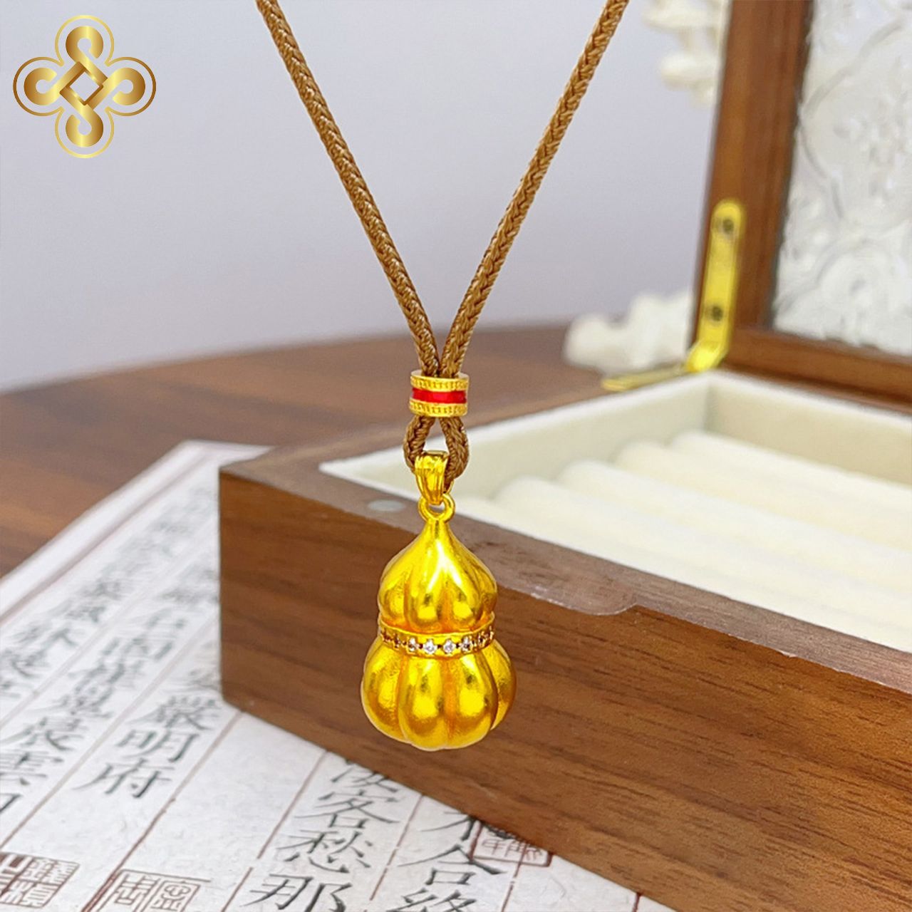 จี้ฟักทองจุดทองและเพชร – Mango Amulet