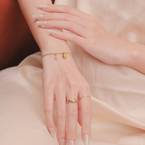 Holo Nancy Titan Gold