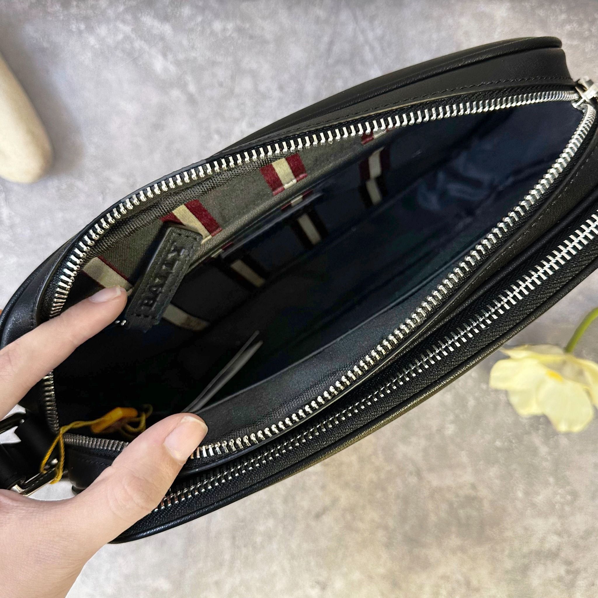 Bally Leather Pouch Bag – Nguyễn Thị Mỹ Linh