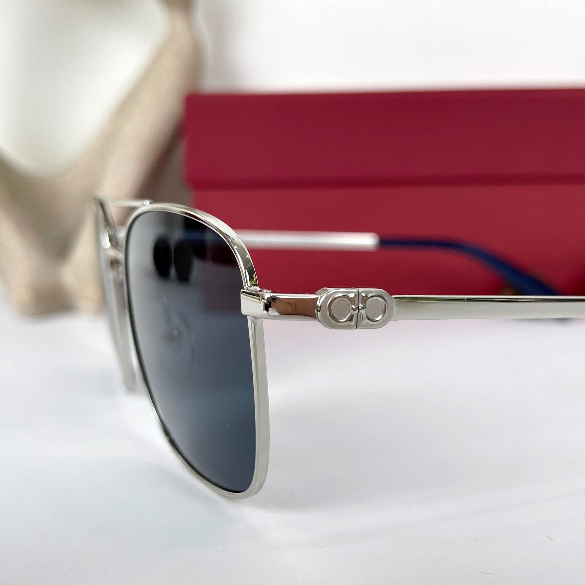 Mắt kính Ferra.gamo Blue Square Men – Nguyễn Thị Mỹ Linh