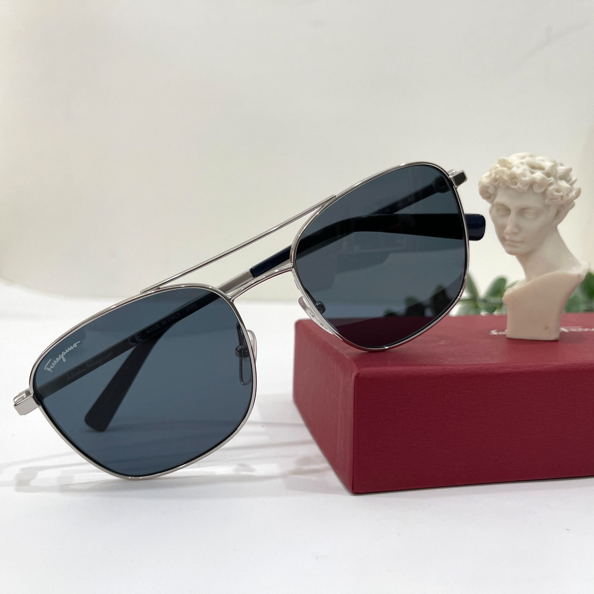 Mắt kính Ferra.gamo Blue Square Men – Nguyễn Thị Mỹ Linh