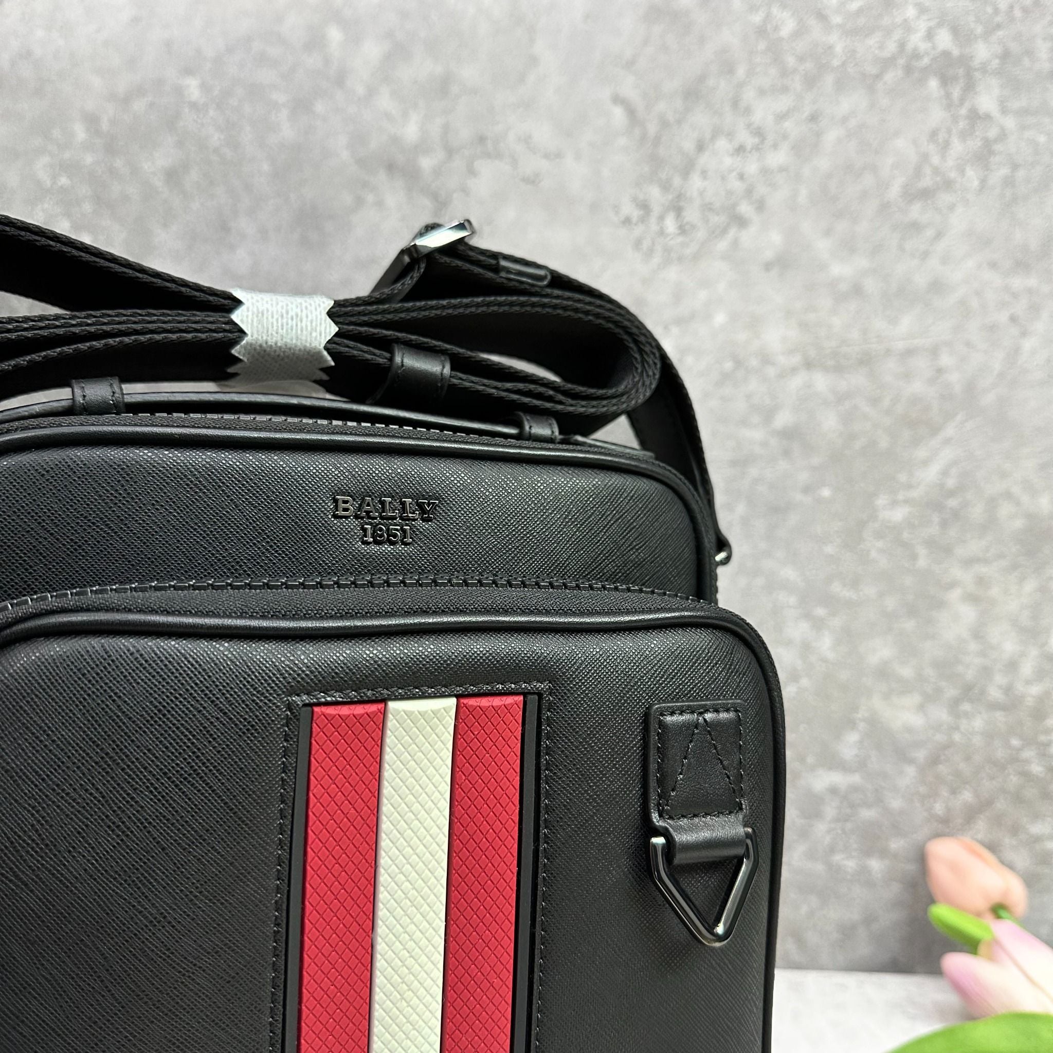 Cặp Đeo Chéo Bally Stripe Trim Crossbody Bag – Nguyễn Thị Mỹ Linh