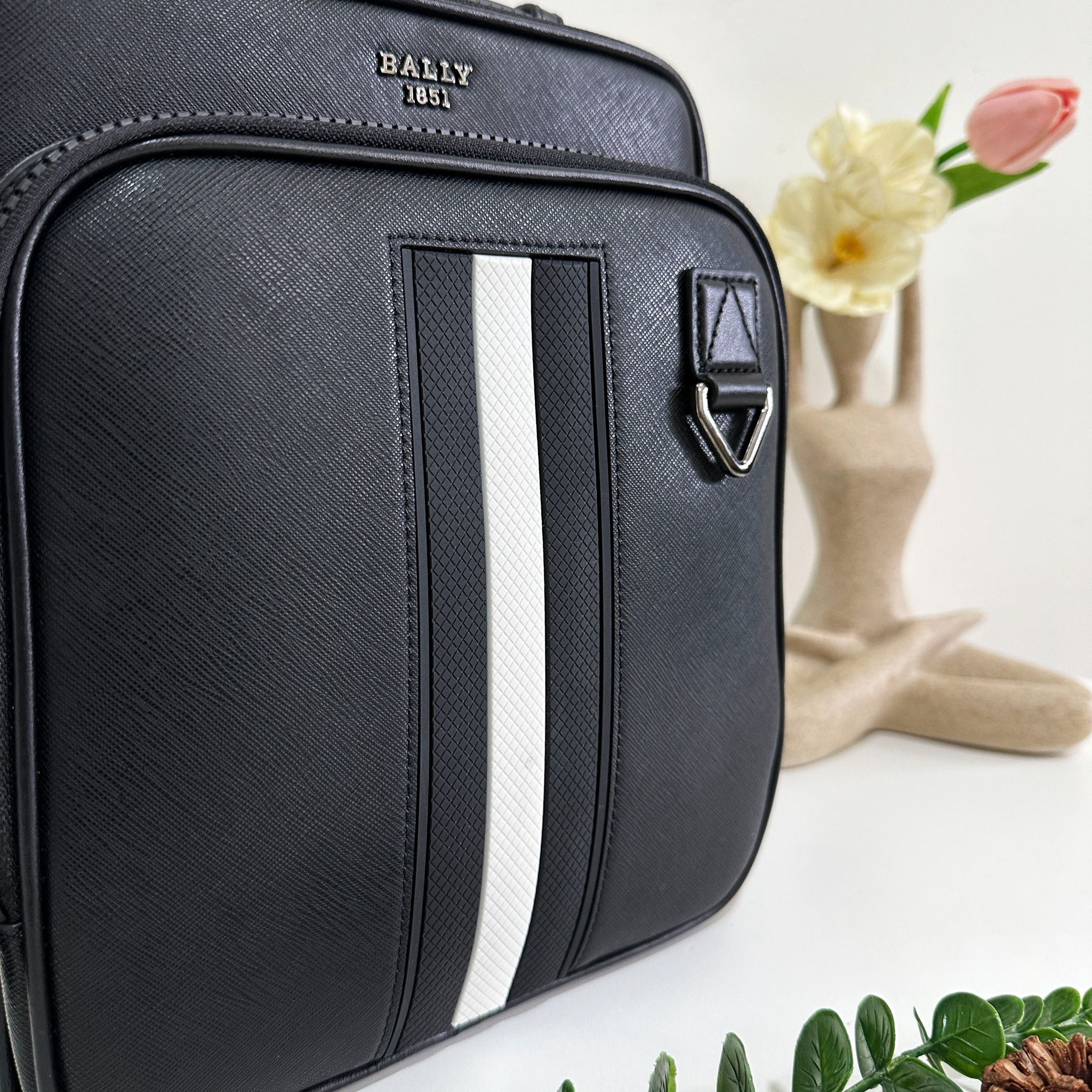 Cặp Đeo Chéo Bally Stripe Trim Crossbody Bag – Nguyễn Thị Mỹ Linh